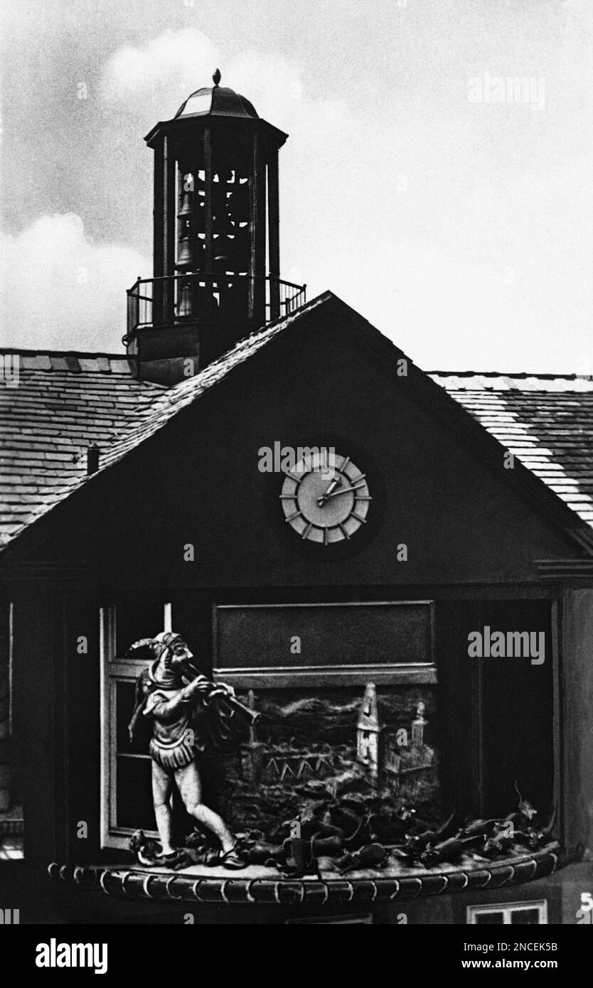 The unique clock in the town of Hamelin, Germany, on Dec. 18, 1945 ...