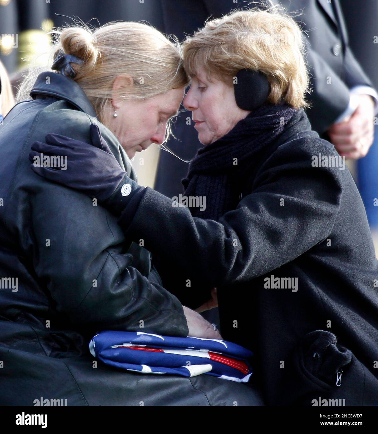 Deborah Mullen, wife of Joint Chiefs Chairman Adm. Mike Mullen, right ...