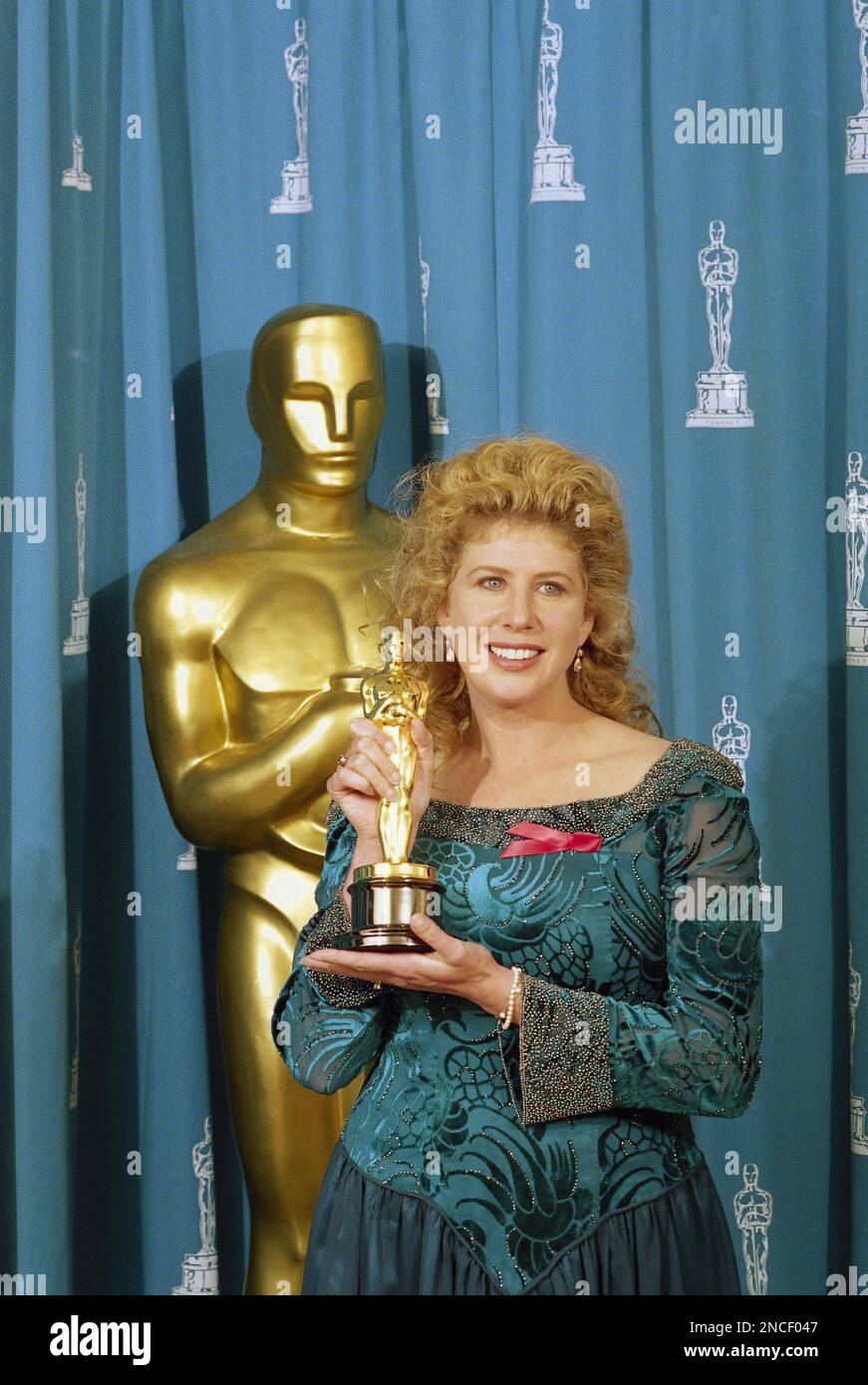 Callie Khouri poses with the Oscar she won for best original screenplay ...
