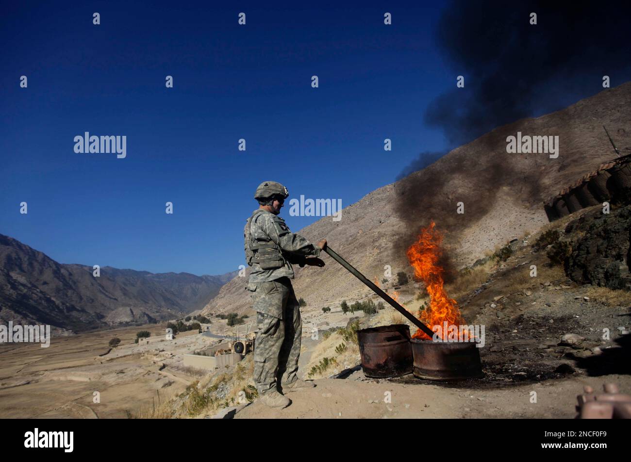Pfc. Craig Eicher center, from Montgomery, Alabama of 2nd Platoon Bravo ...