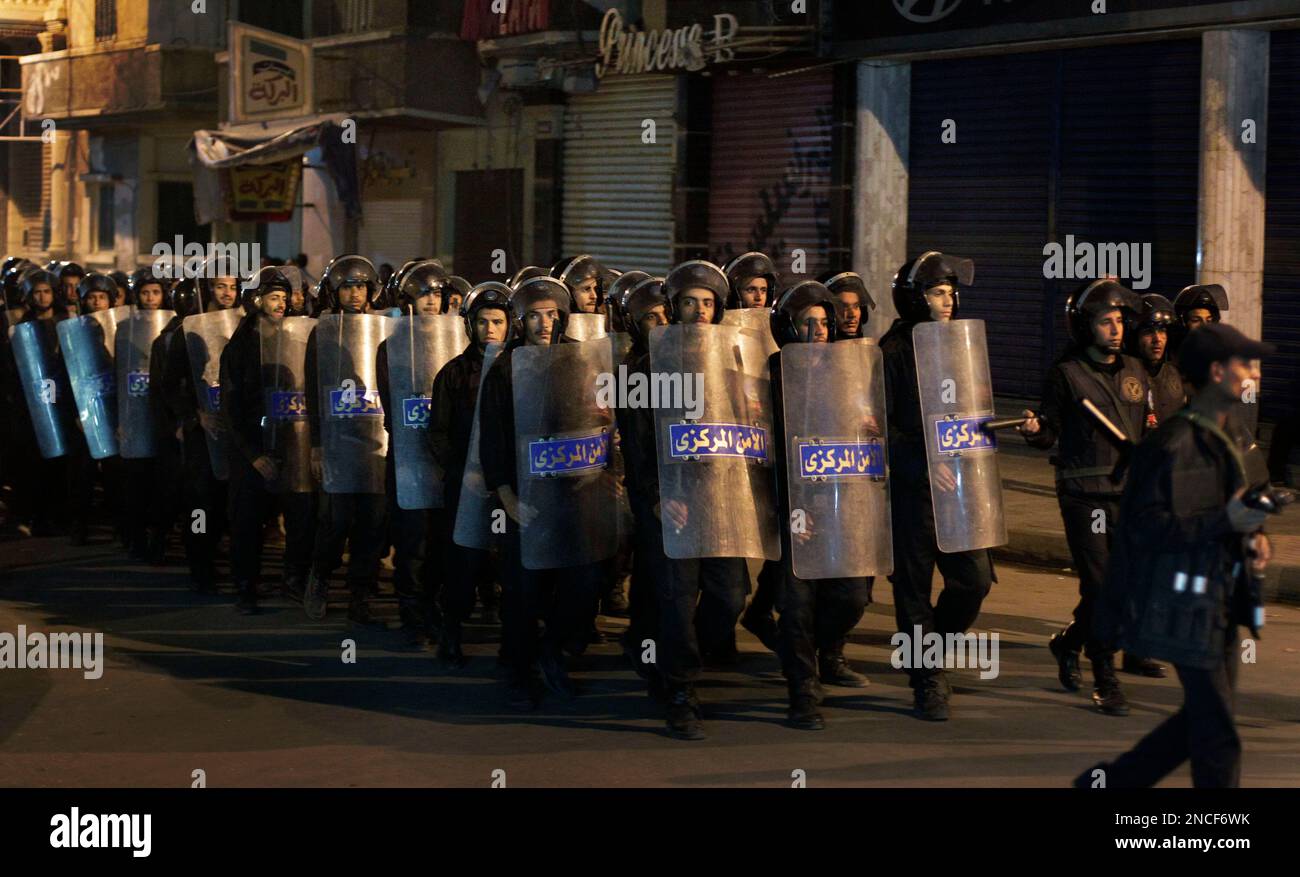 Egyptian riot police move in to disperse about 200 Coptic Christians ...