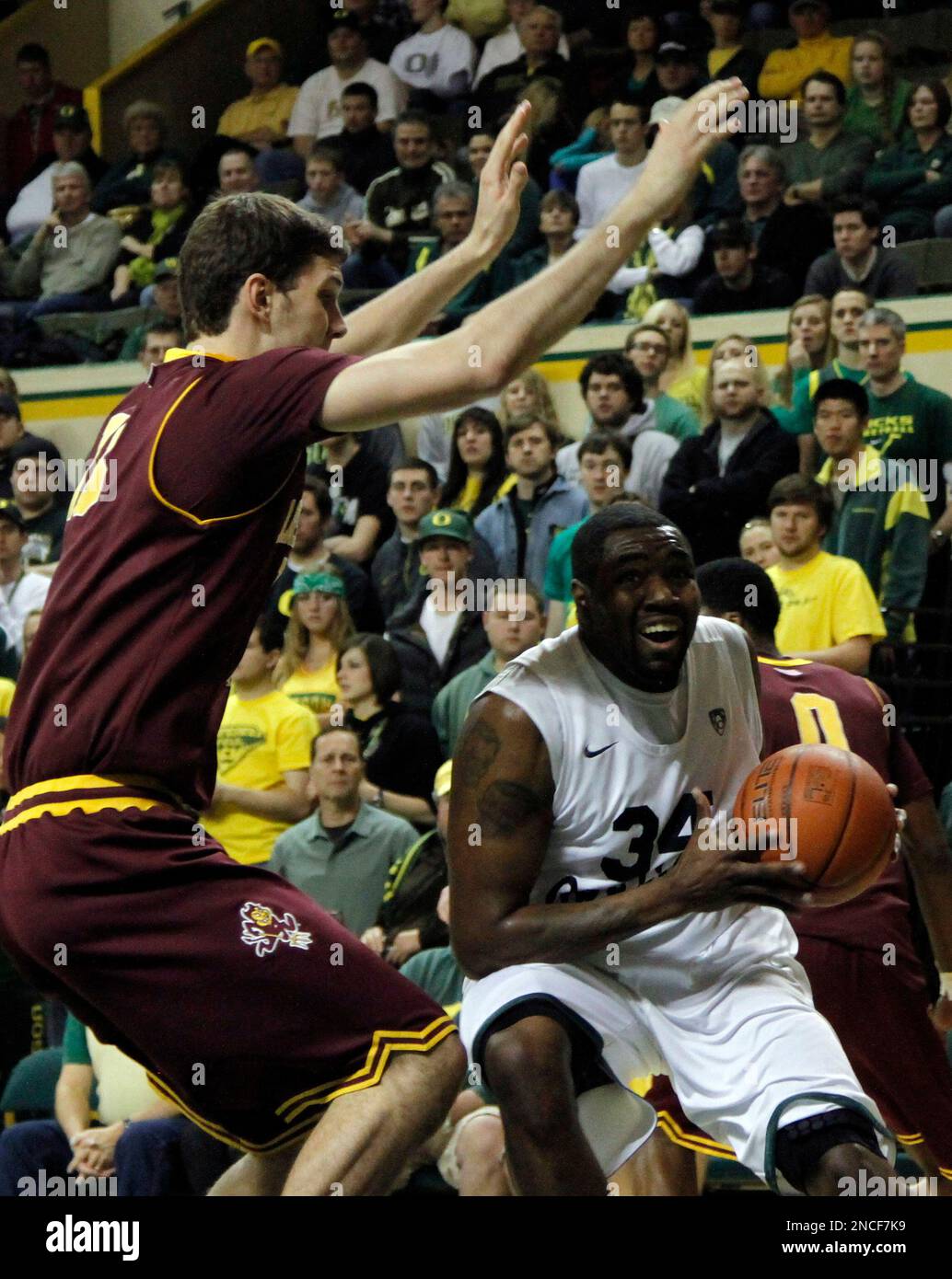 Oregon forward Joevan Catron, right, drives to the basket against ...