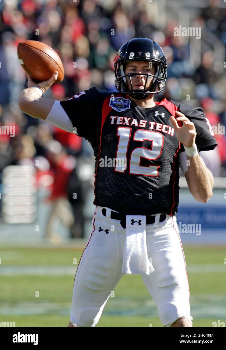 Texas Tech quarterback Taylor Potts (12) throws a pass in the third ...