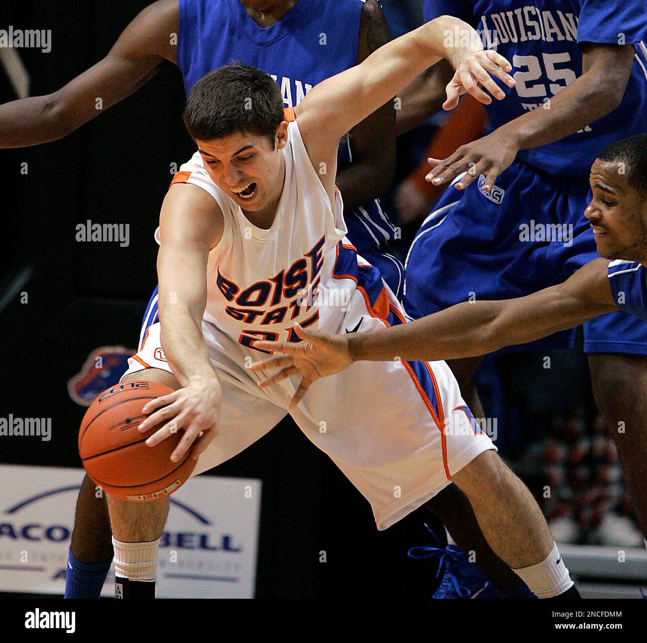 Boise State's Paul Noonan (25) goes after a loose ball against the ...