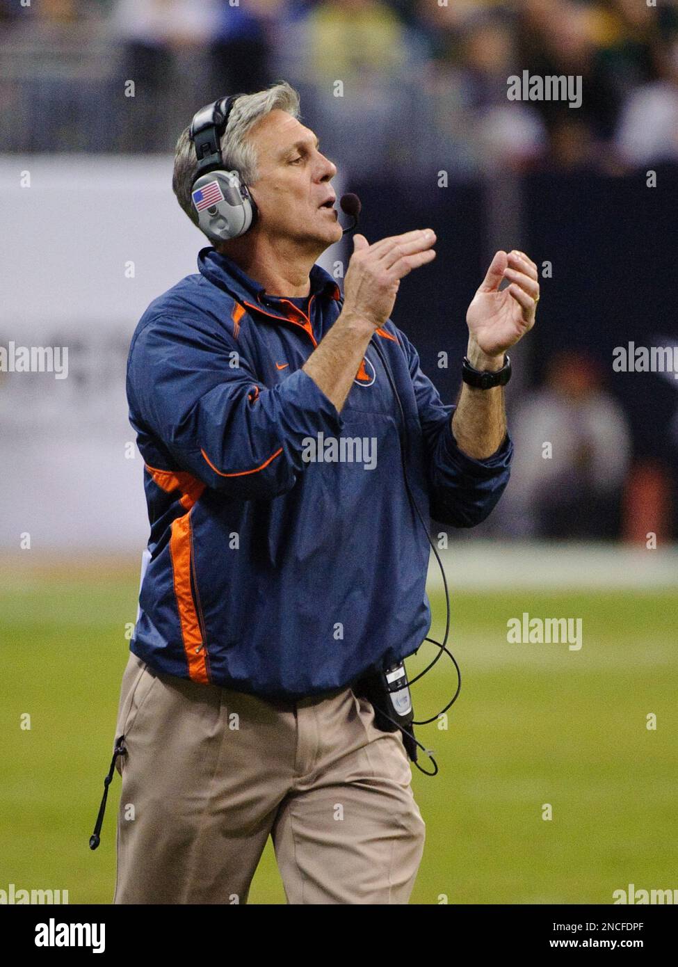 Illinois coach Ron Zook applauds his team during the third quarter of ...