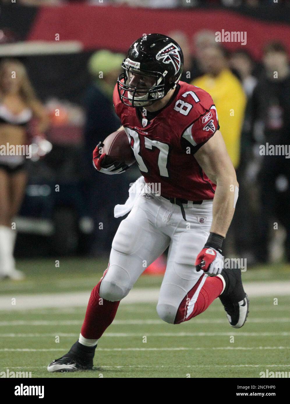 Atlanta Falcons tight end Justin Peelle (87) runs for yardage in the ...