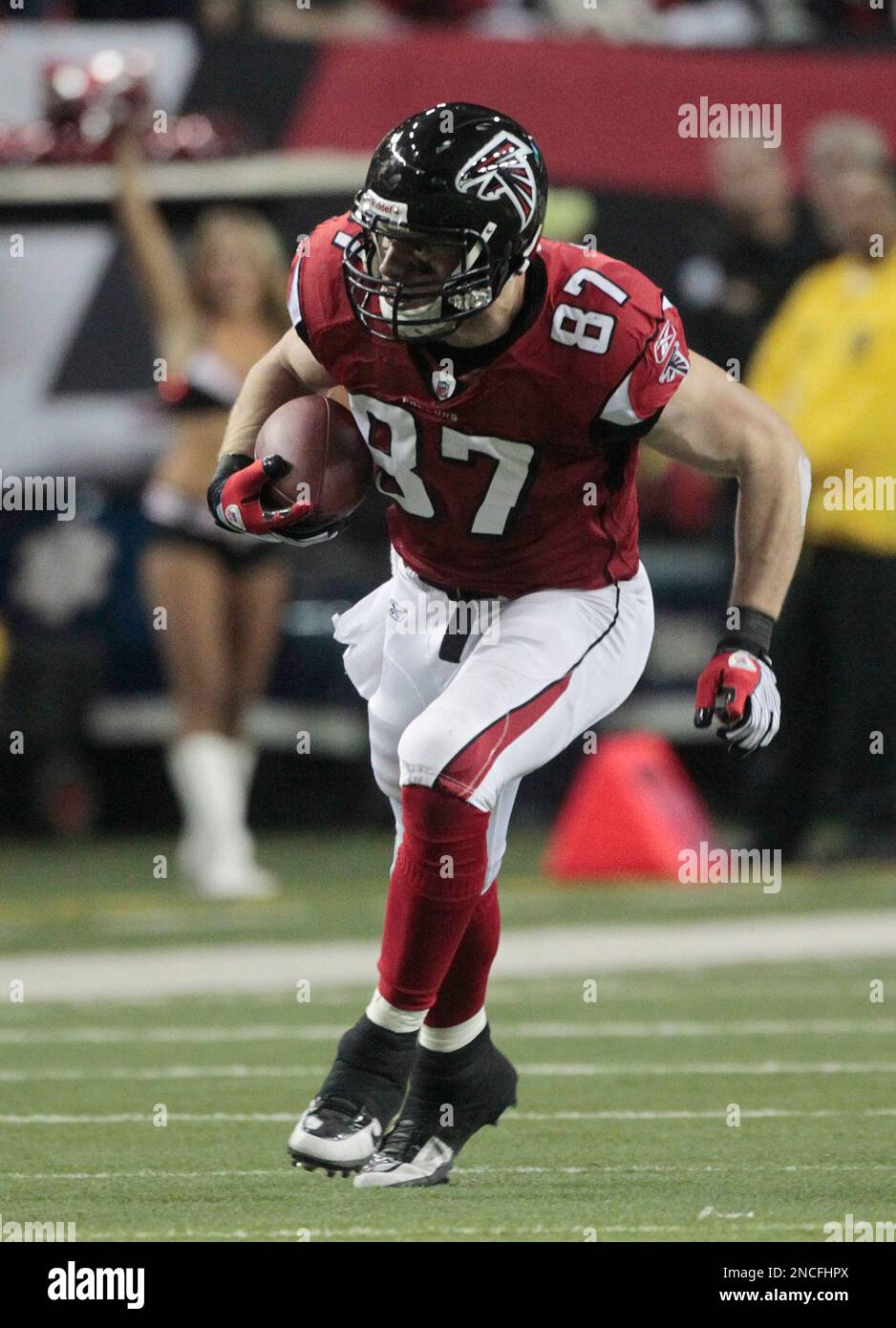 Atlanta Falcons tight end Justin Peelle (87) runs for yardage in the ...