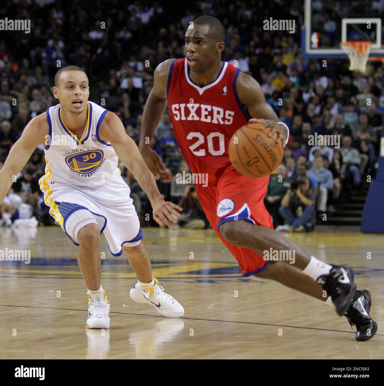 Philadelphia 76ers' Jodie Meeks (20) drives past Golden State Warriors ...