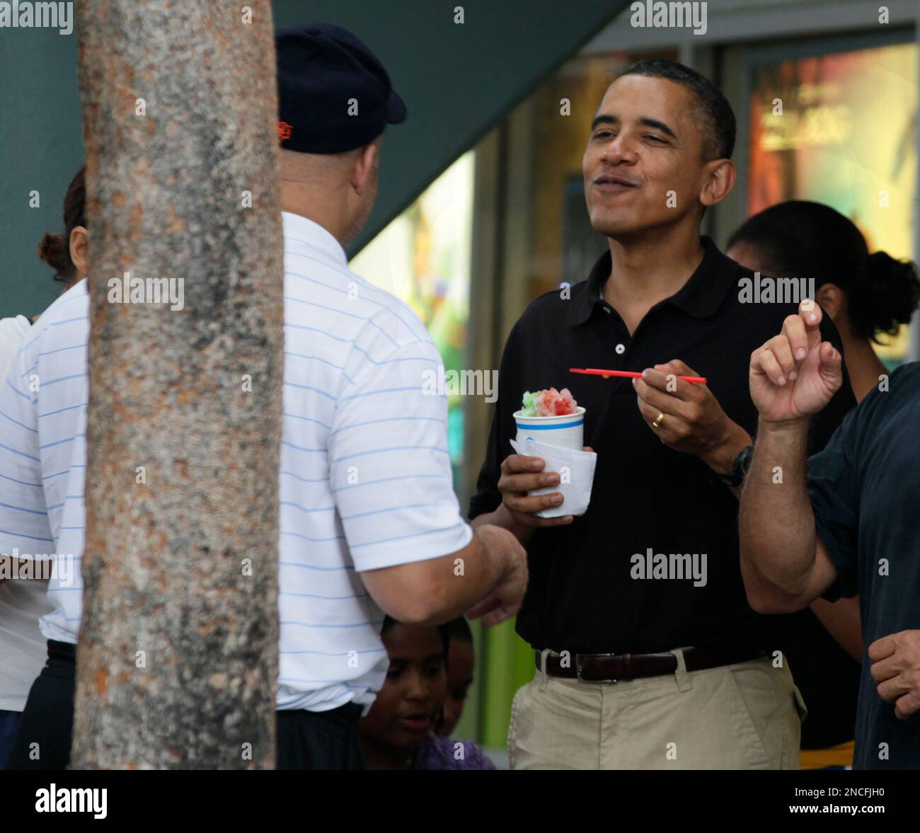 President Barack Obama eats Shave Ice with family and friends at Island ...