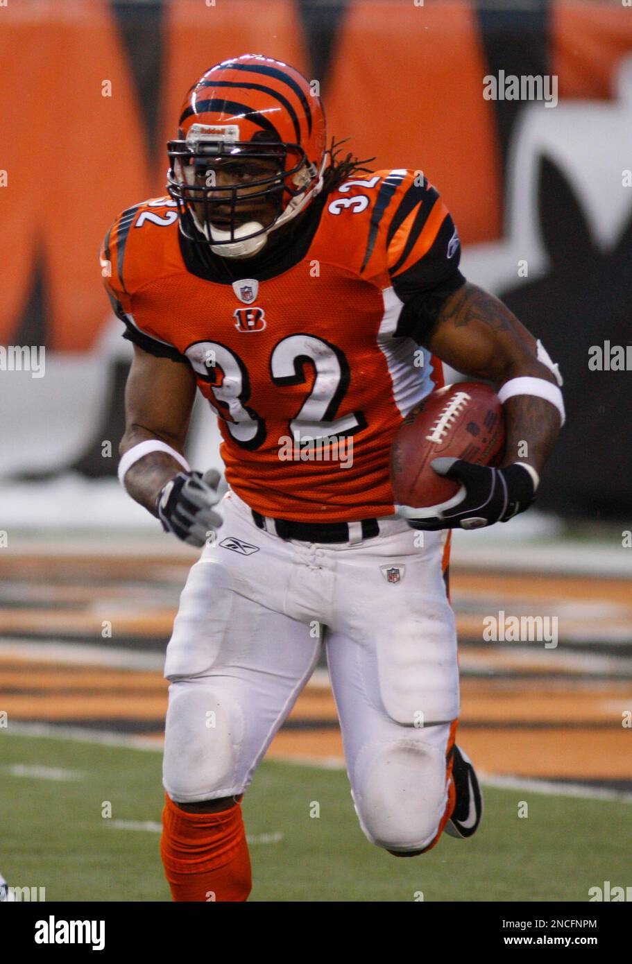 Cincinnati Bengals running back Cedric Benson runs for a gain in the ...