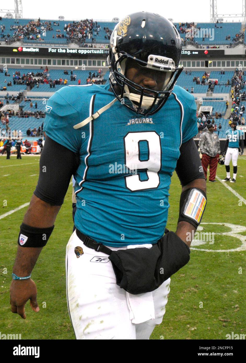 Jacksonville Jaguars quarterback David Garrard (9) leaves the field ...
