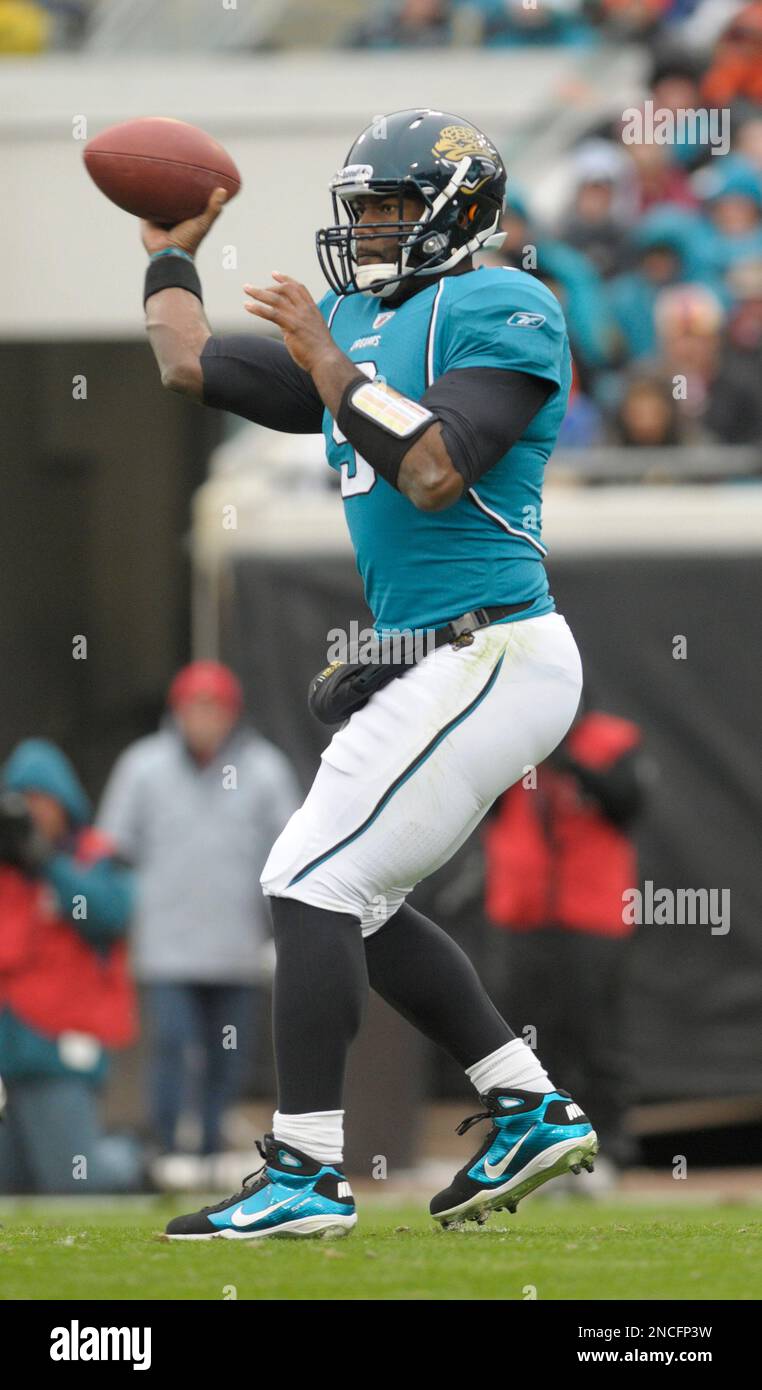 Jacksonville Jaguars quarterback David Garrard (9) throws a pass during ...