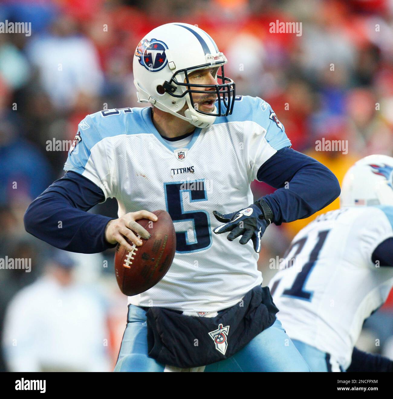 Tennessee Titans quarterback Kerry Collins (5) throws in third quarter ...