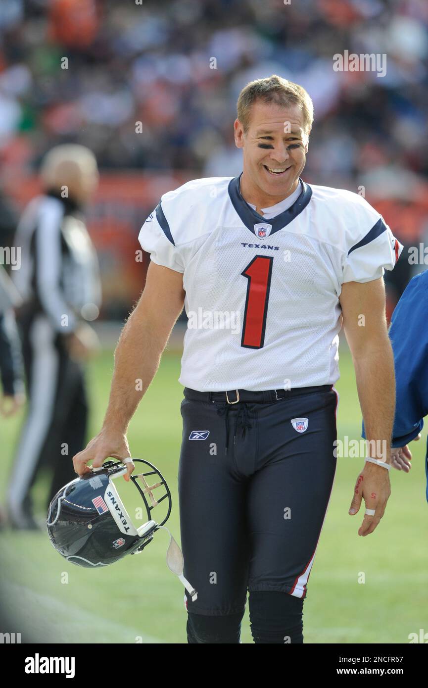 Houston Texans punter Matt Turk (1) smiles after kicking an extra point ...