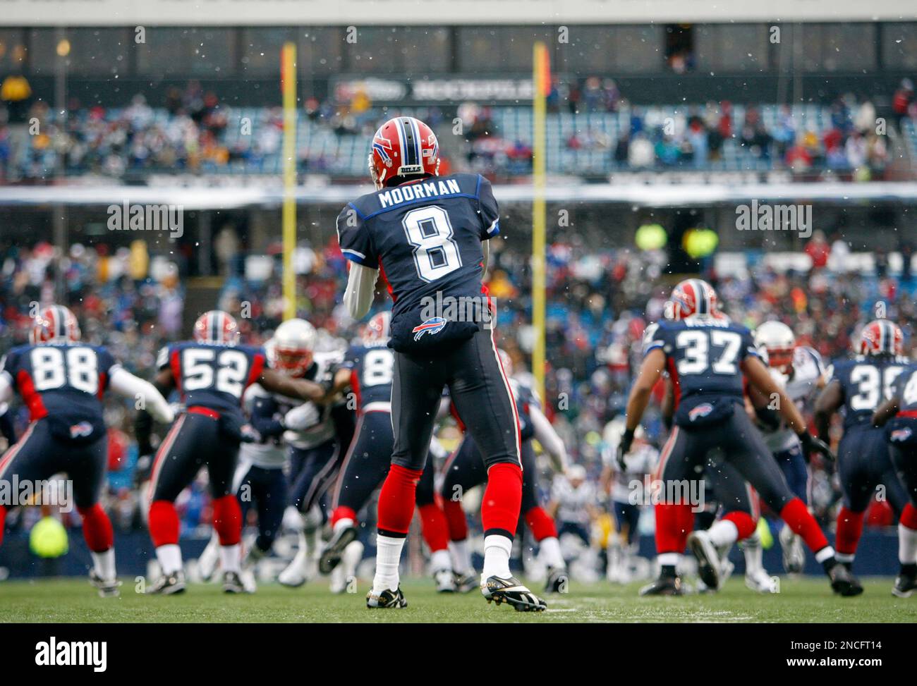 Buffalo Bills punter Brian Moorman (8) waits to punt during the second ...