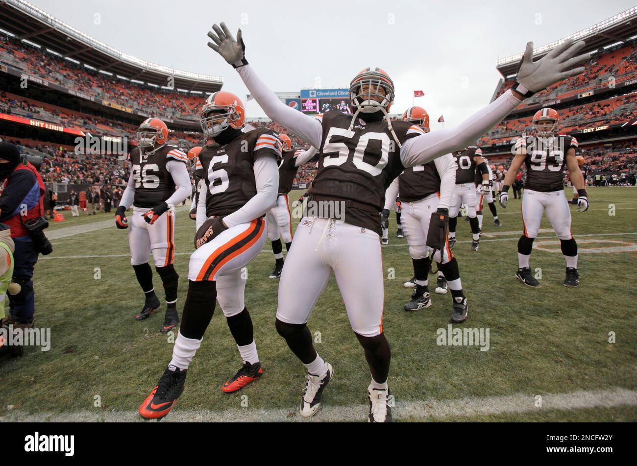 Cleveland Browns linebacker Eric Barton (50), quarterback Seneca ...