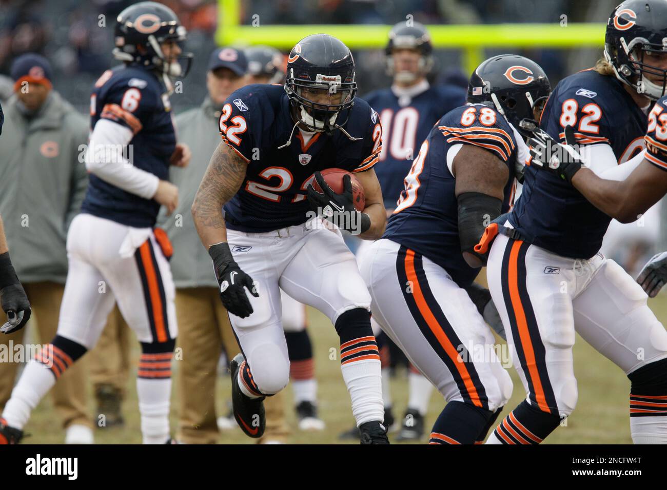 Chicago Bears running back Matt Forte (22) warms upbefore an NFL ...