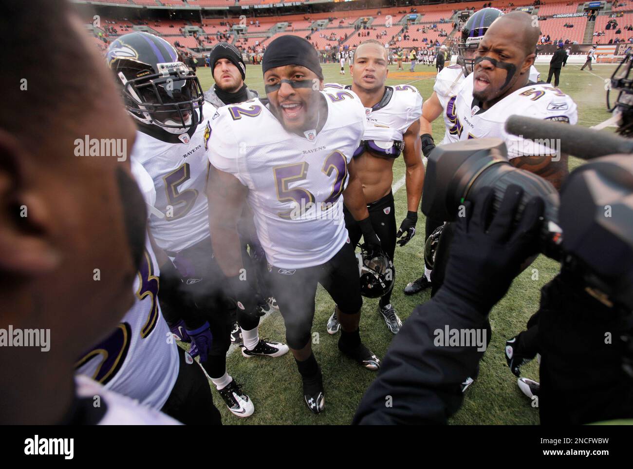 Baltimore Ravens linebacker Ray Lewis (52) inspires his teammates ...