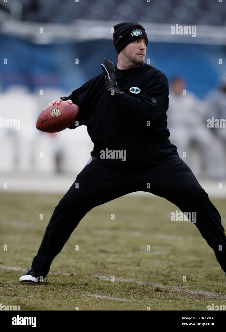 New York Jets quarterback Mark Brunell warms up before an NFL football ...