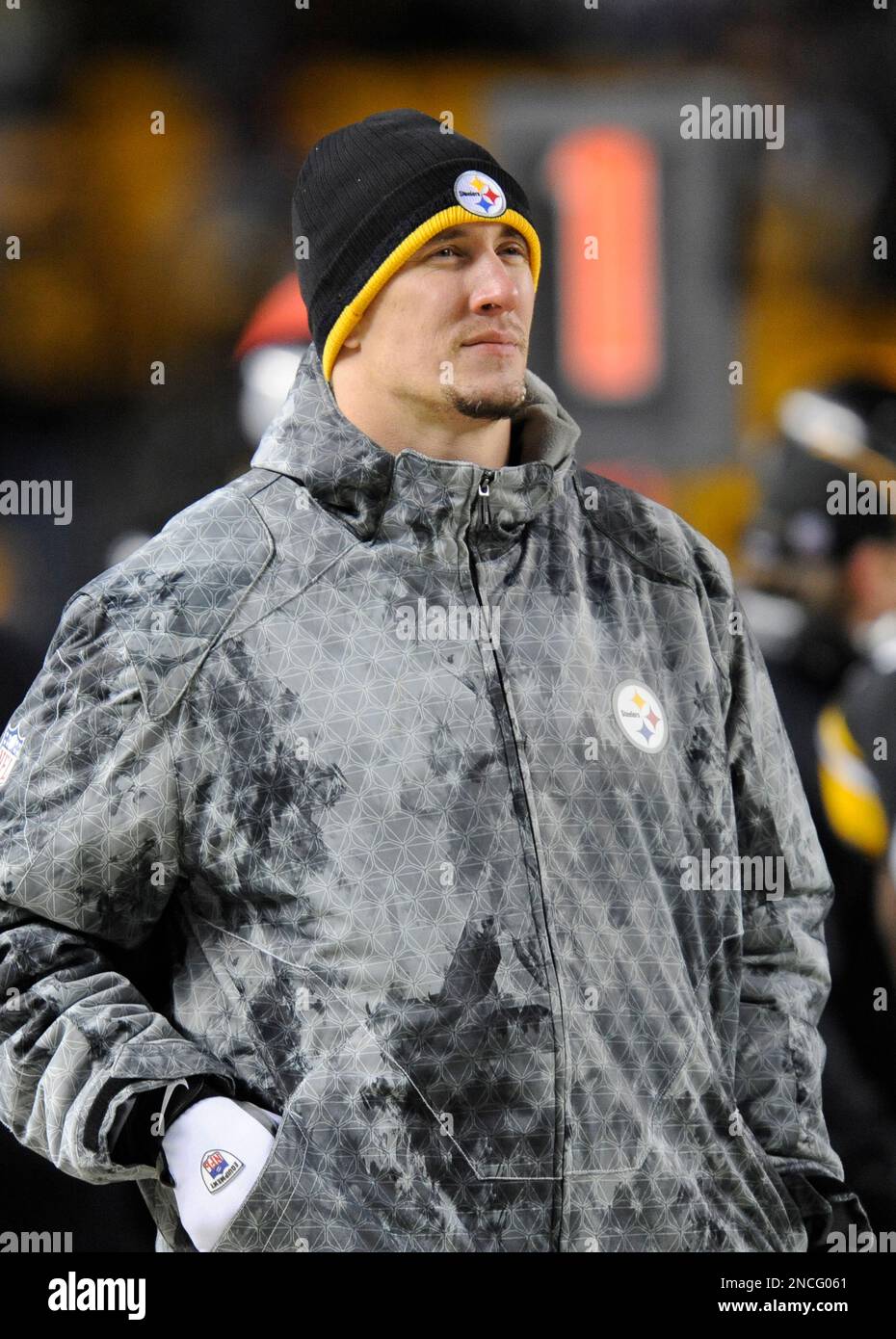 Pittsburgh Steelers defensive end Aaron Smith on the sideline during ...