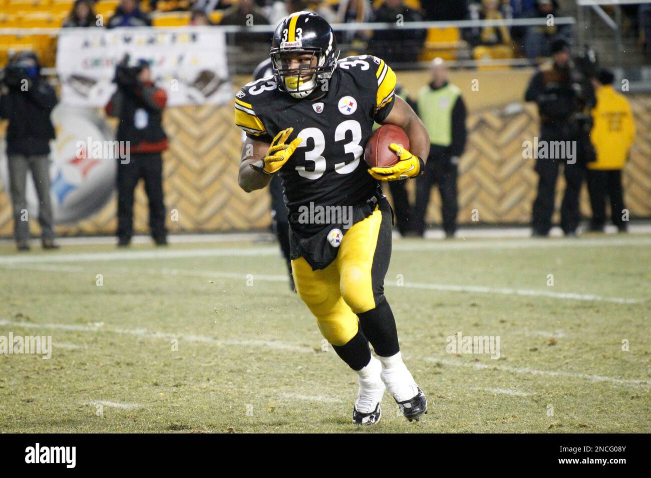 Pittsburgh Steelers running back Isaac Redman (33)plays in the NFL ...