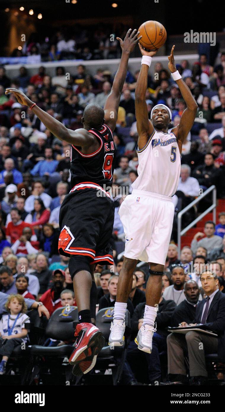 Washington Wizards forward Josh Howard (5) takes a shot against Chicago ...