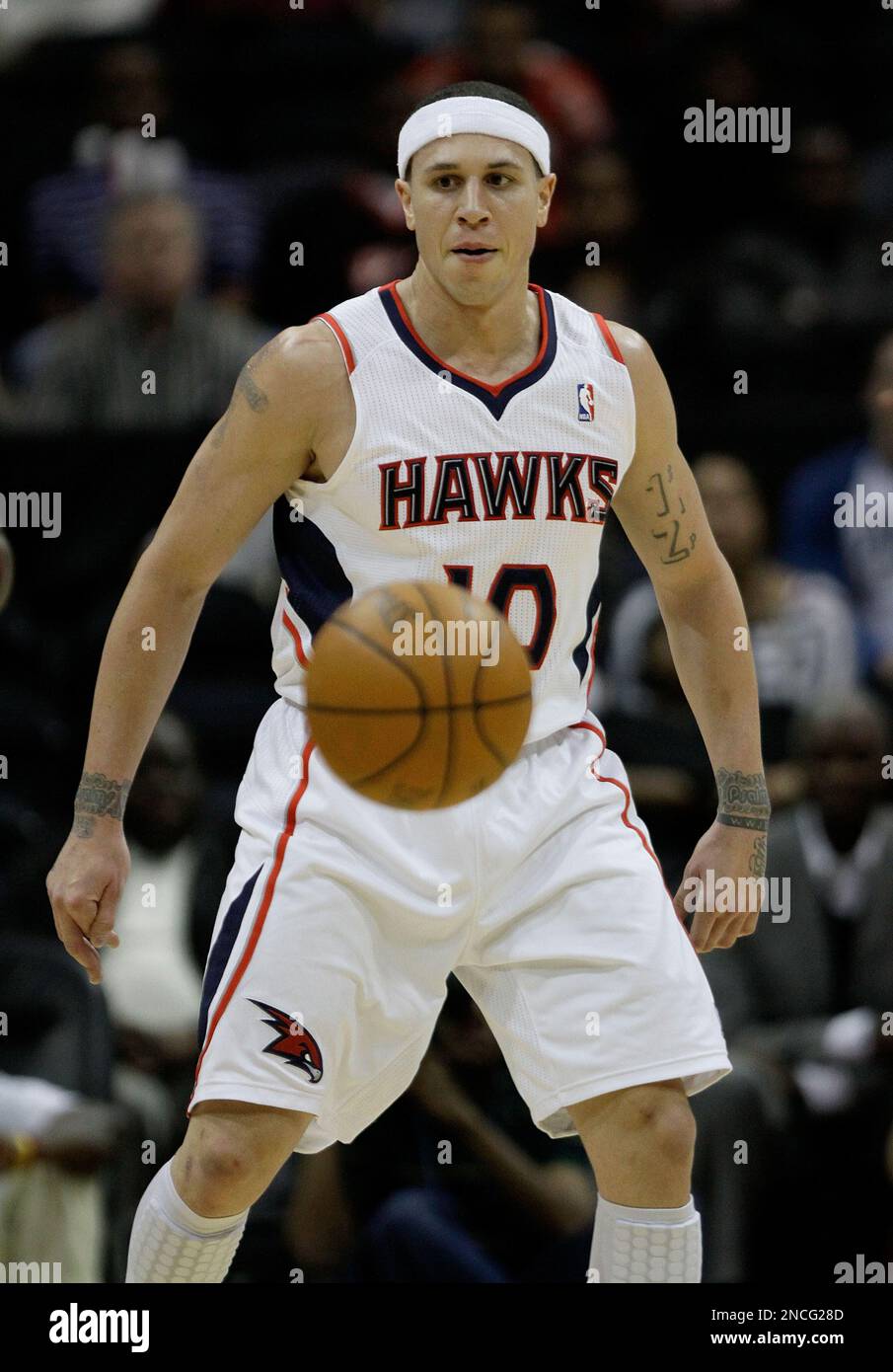 Atlanta Hawks point guard Mike Bibby (10) watches the ball during an ...