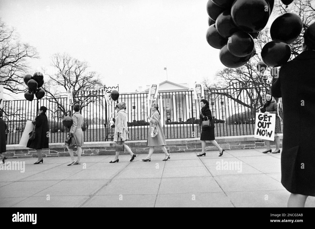 Group calling itself “Women Strike for Peace” pickets the White House ...