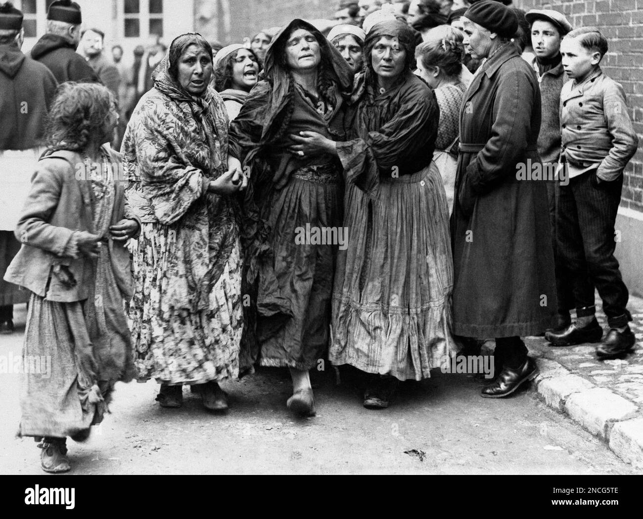 Women mourn at the funeral of Carlos, Gypsy King, who was murdered at ...