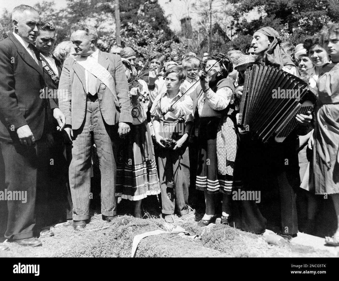 Gypsy Xavier Petulengro, king of Britain's Roma people, was buried with ...