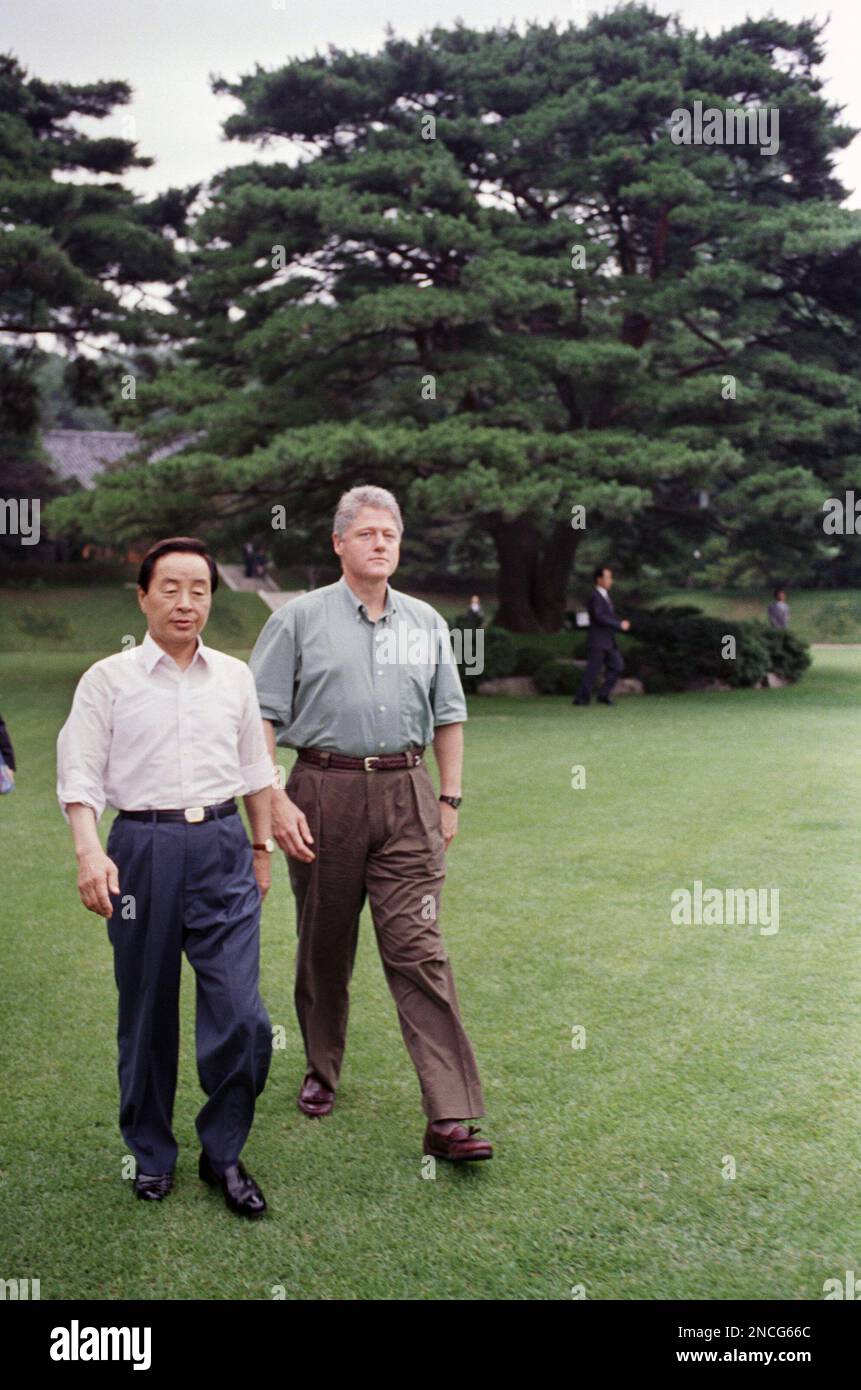 Presidents Kim Young-sam of South Korea, left, and Bill Clinton of the ...