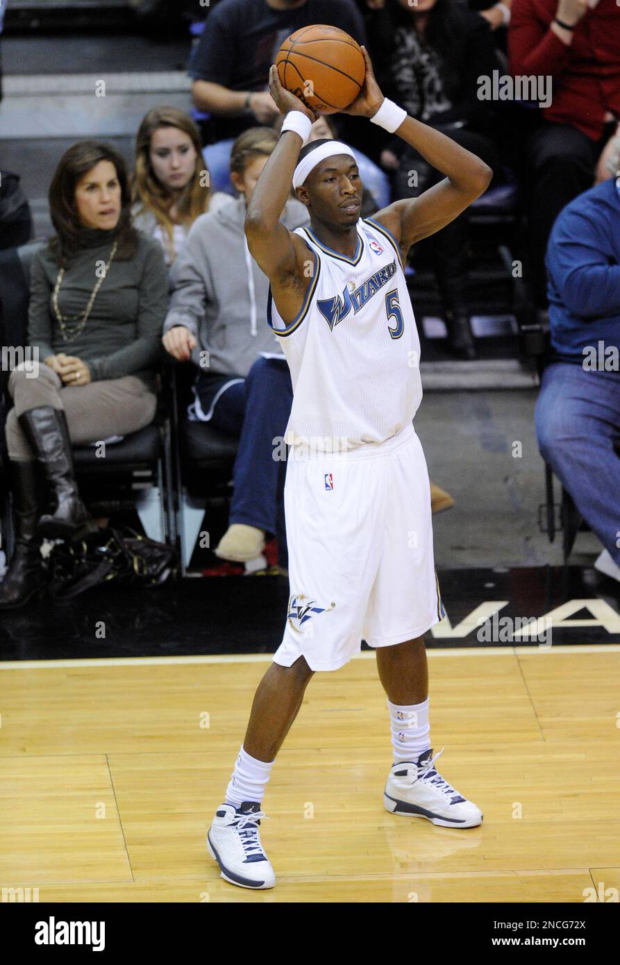 Washington Wizards small forward Josh Howard looks to pass during the ...