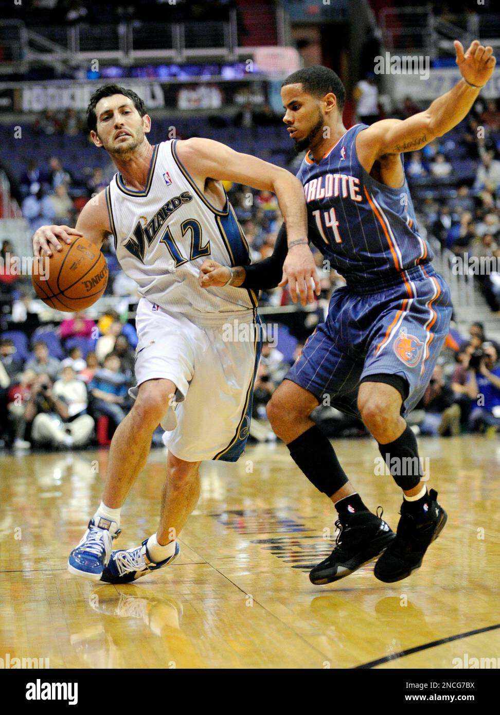 Washington Wizards guard Kirk Hinrich (12) dribbles against Charlotte ...