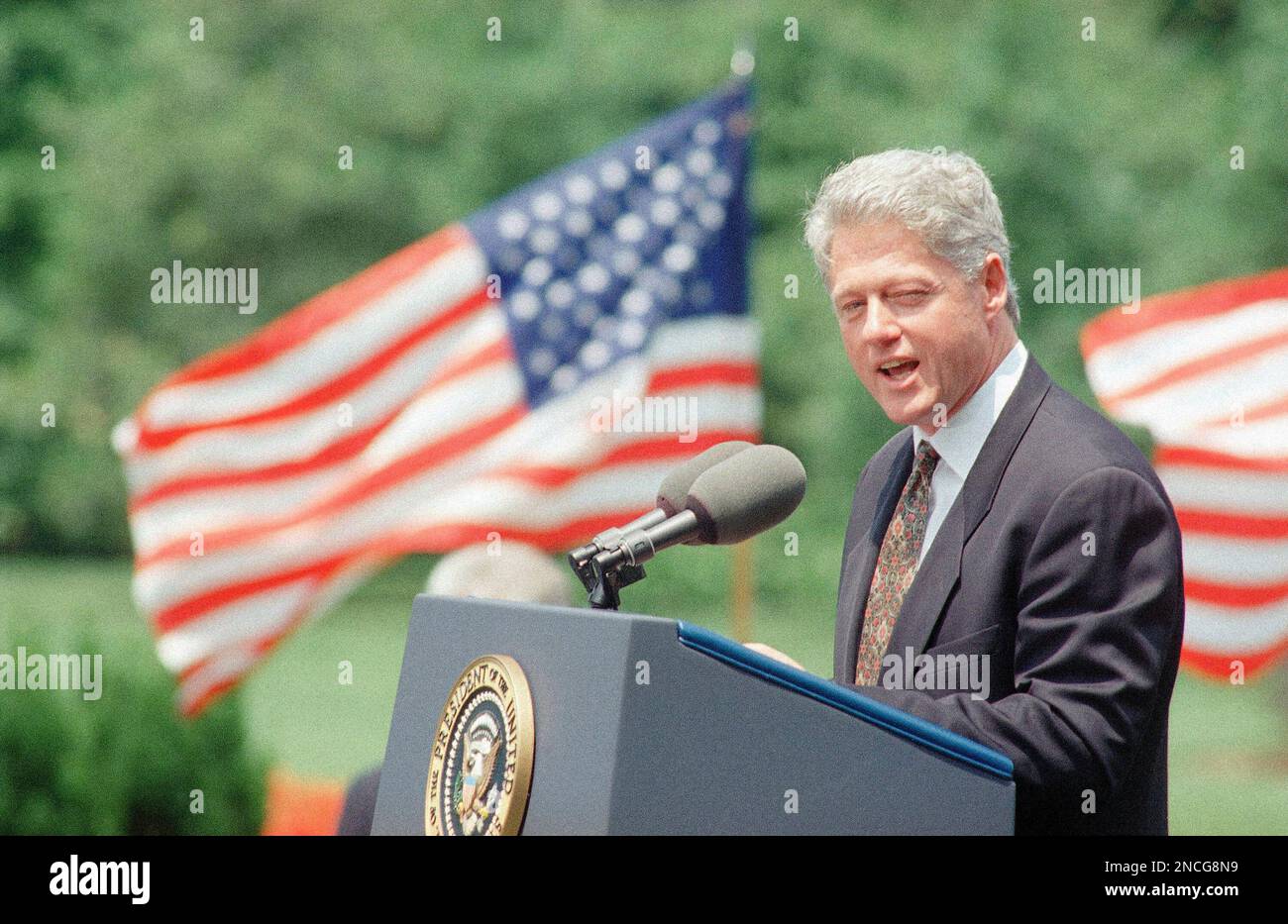 President Bill Clinton speaks on the South Lawn of the White House in ...