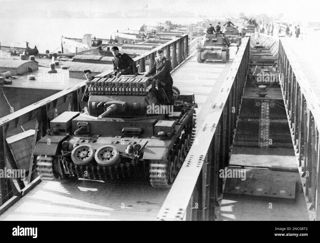 German army cars of all sorts, among them heavy tanks, are rolling ...