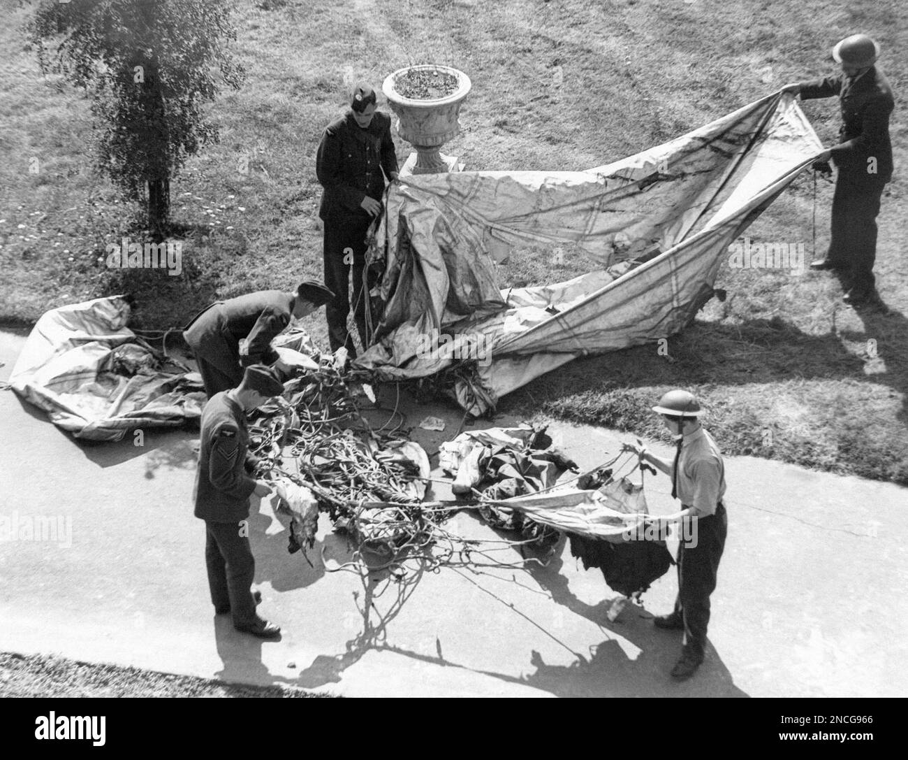 The last of one of the famous barrage balloon at Dover, Sept. 30, 1940 ...