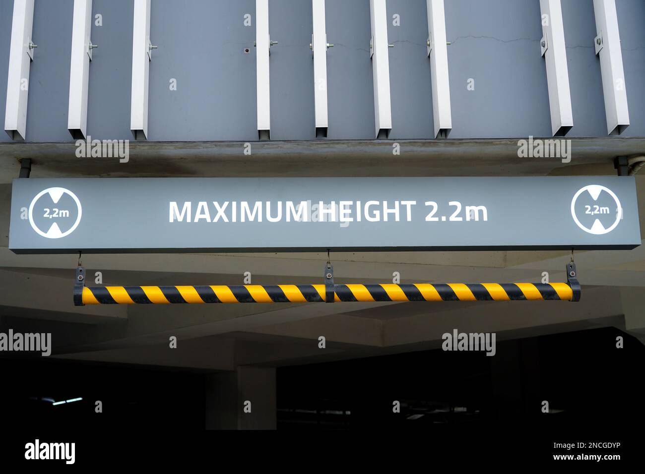 Maximum height sign hi-res stock photography and images - Alamy