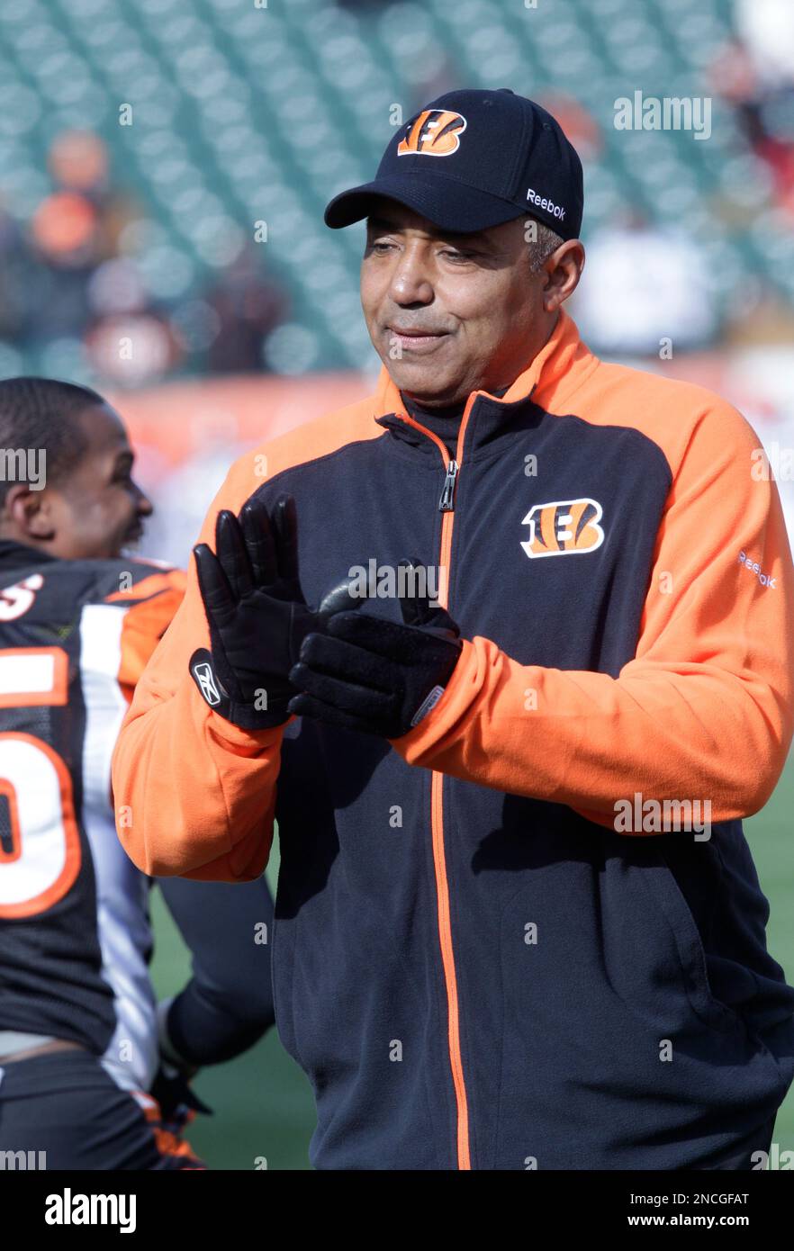 Cincinnati Bengals head coach Marvin Lewis warms up prior to an NFL ...