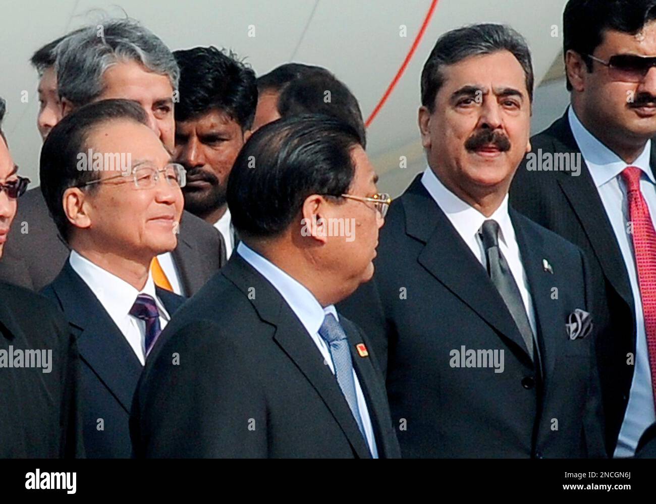 Chinese Premier Wen Jiabao, left, walks with his Pakistani counterpart ...