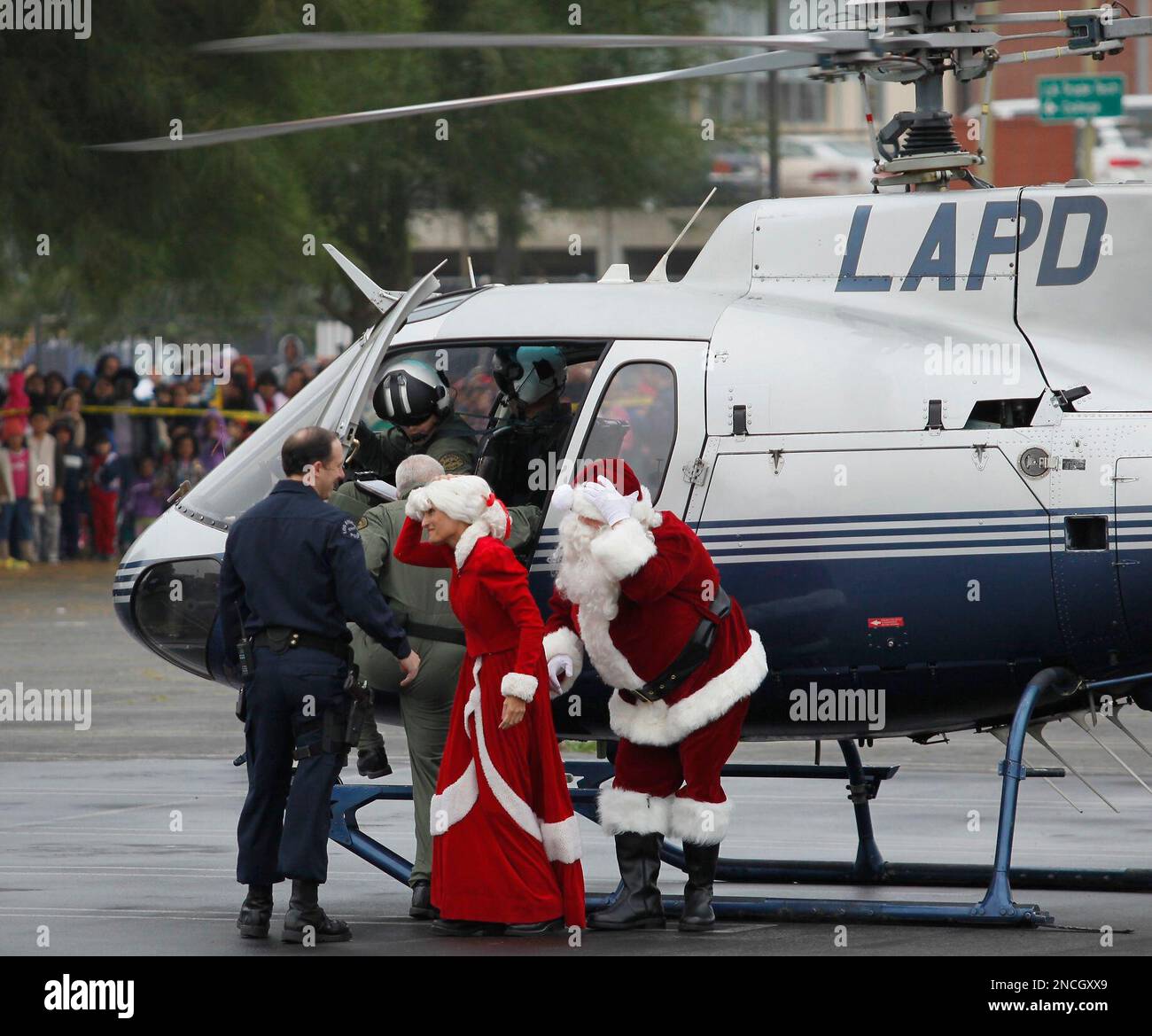 A member of the Los Angeles Police Department Special Weapons And ...