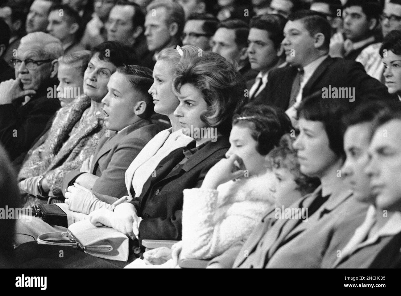 Reactions of the families of the crews of Gemini 6 and Gemini 7 space ...