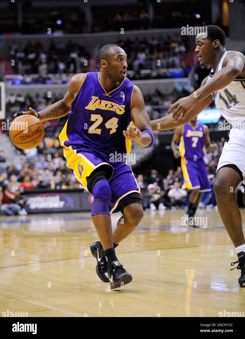 Los Angeles Lakers shooting guard Kobe Bryant (24) dribbles against ...