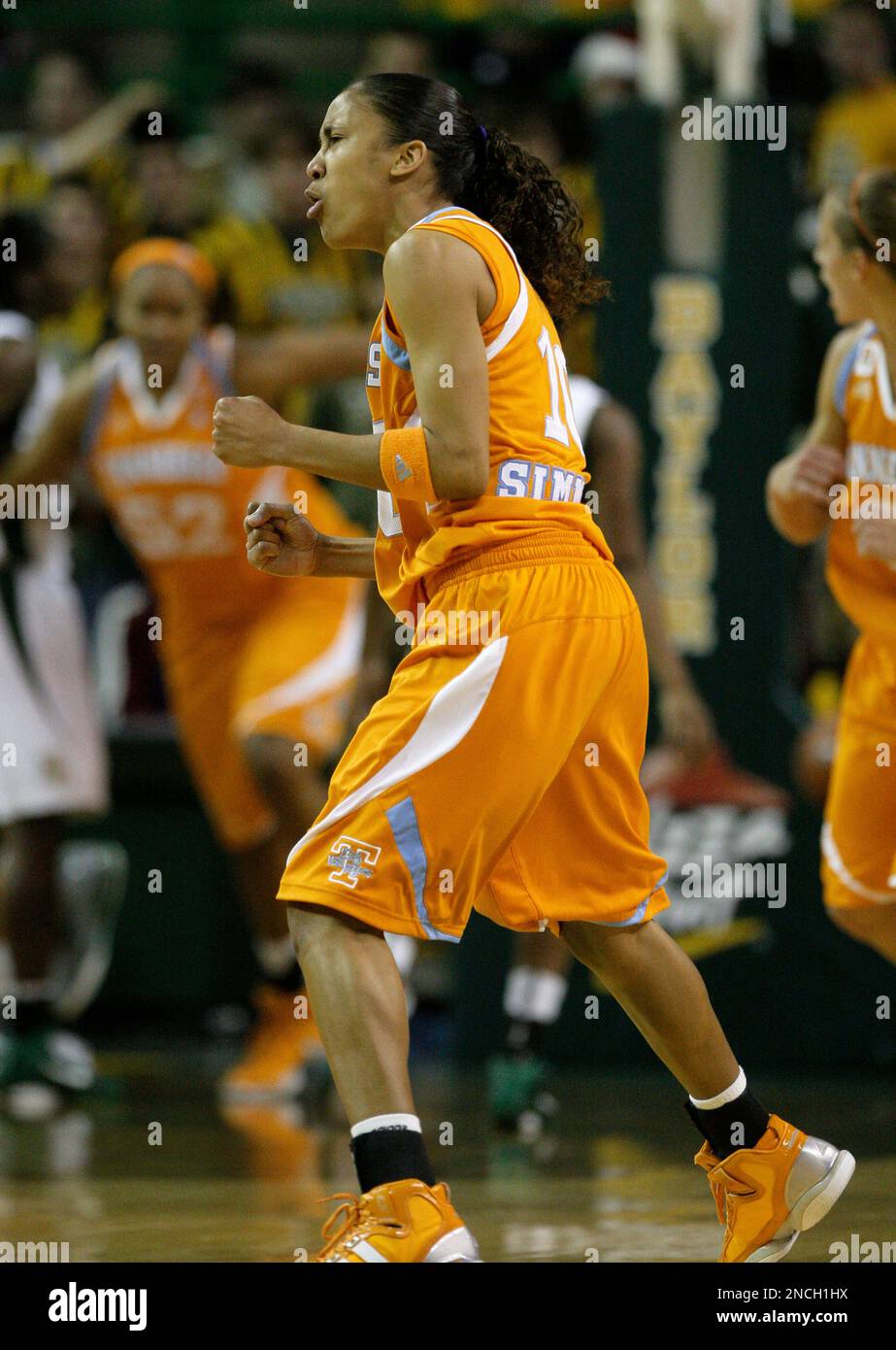 Tennessee's Meighan Simmons (10) celebrates a shot during an NCAA ...