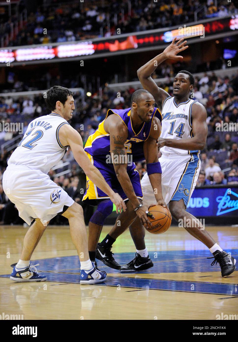 Los Angeles Lakers shooting guard Kobe Bryant, center, drives to the ...