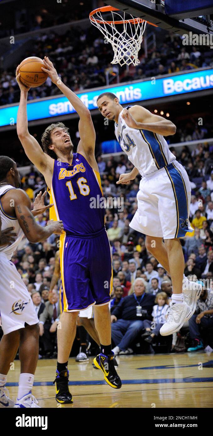 Los Angeles Lakers power forward Pau Gasol (16), of Spain, goes to the ...