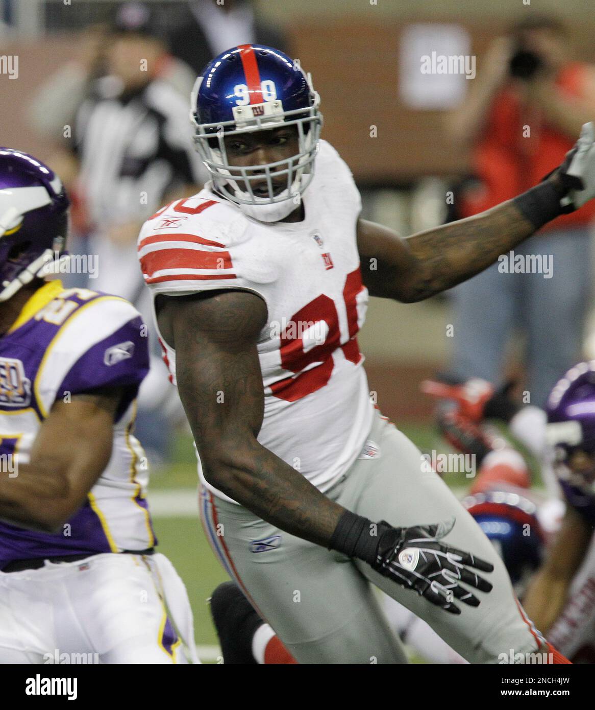 New York Giants wide receiver Victor Cruz (80) closes in on the ...