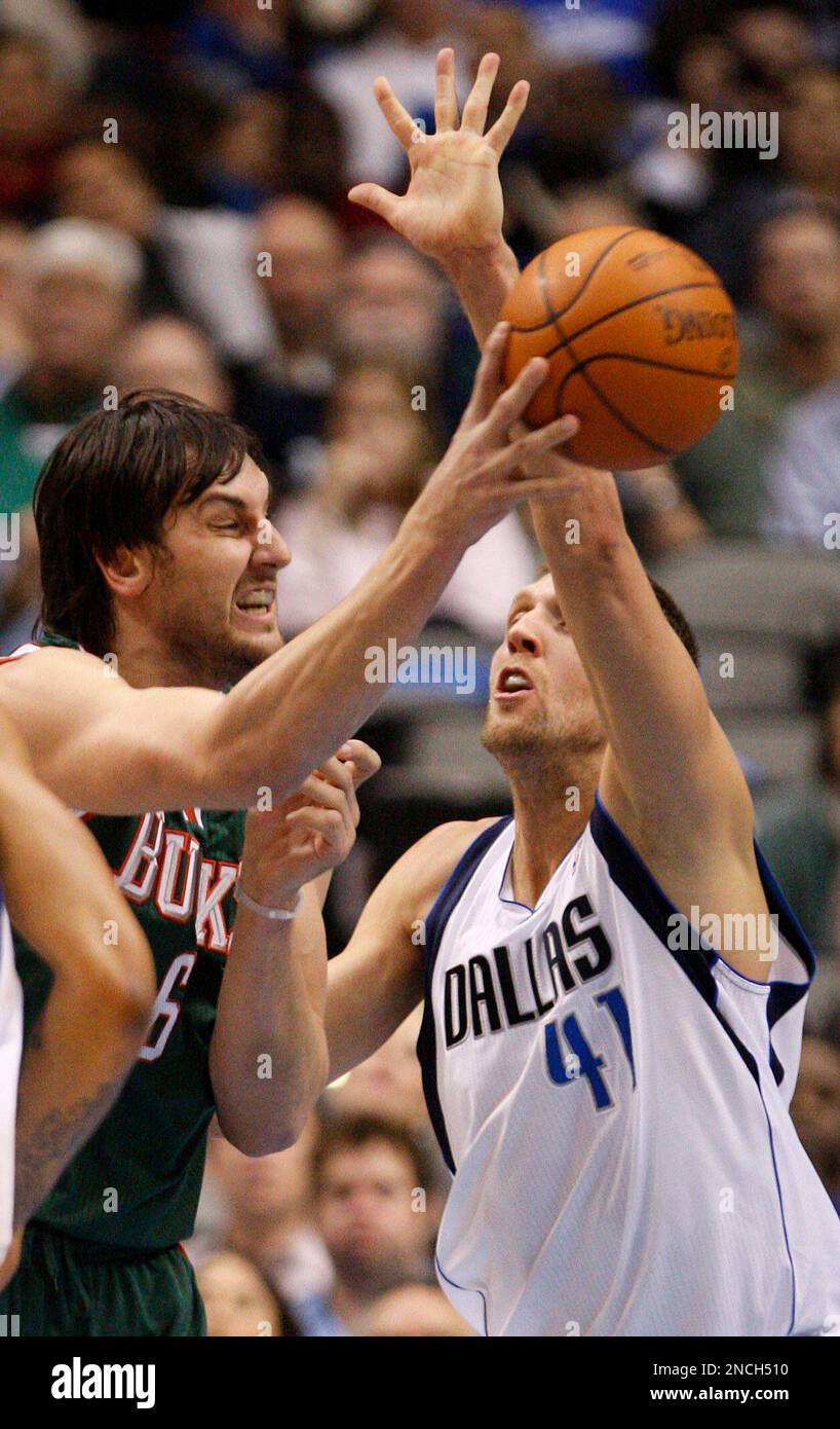 Milwaukee Bucks center Andrew Bogut (6) passes against Dallas Mavericks ...