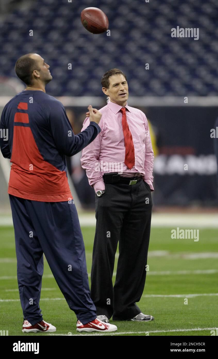 Hall-of-Fame quarterback Steve Young, right, talks with Houston Texans ...