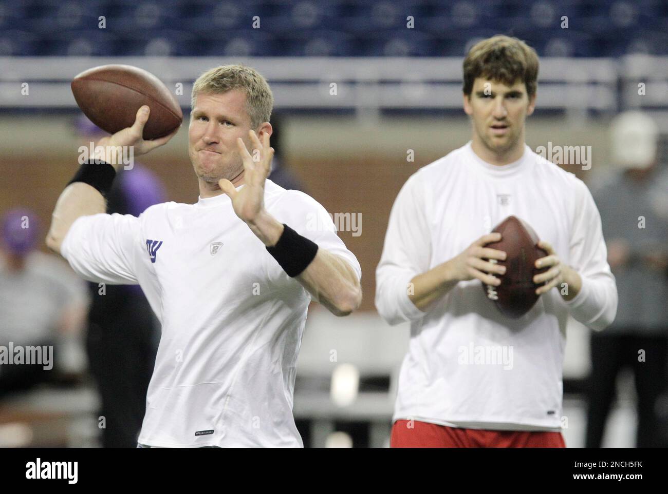 New York Giants quarterback Sage Rosenfels, left, warms up alongside ...