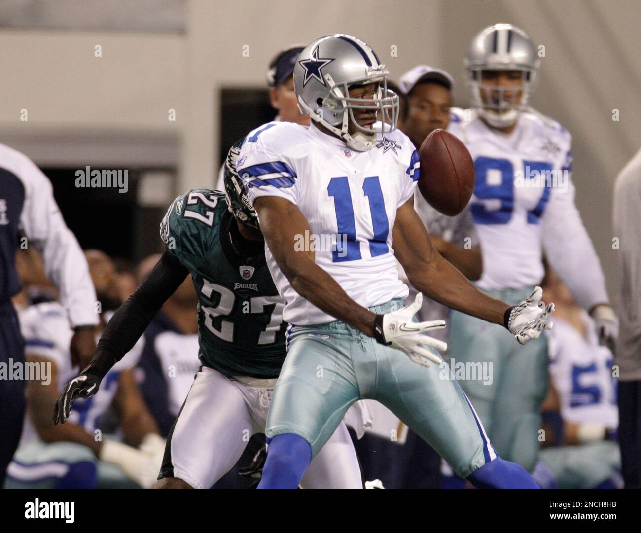 Dallas Cowboys wide receiver Roy E. Williams (11) and Philadelphia ...
